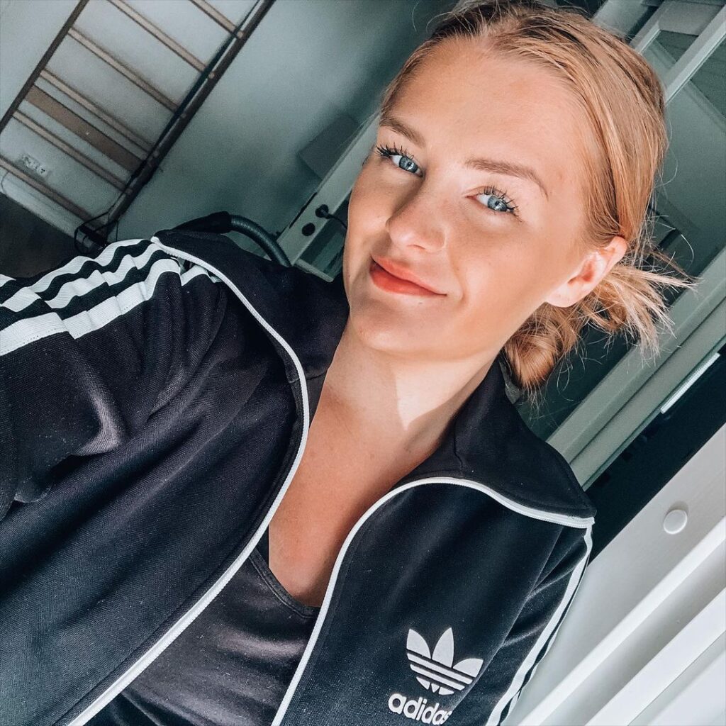 Saturday Pictures (Trackie Girls) – Fully Zipped Up